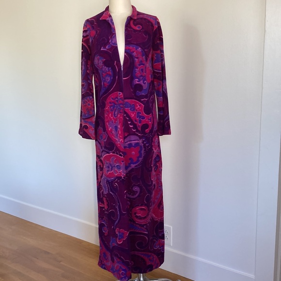 Intimates & Sleepwear | Vintage 6s Velour Violet Purple Pink Paisley ...